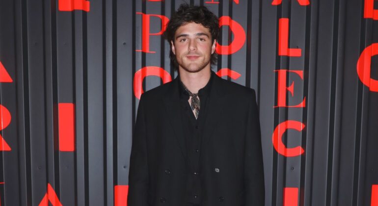 Jacob Elordi Reveals How He Prepared to Play Elvis Presley in ...